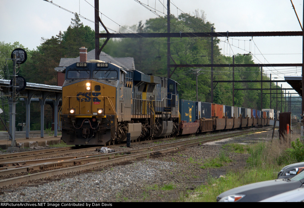 CSX ES44AH 916 leads Q036-19